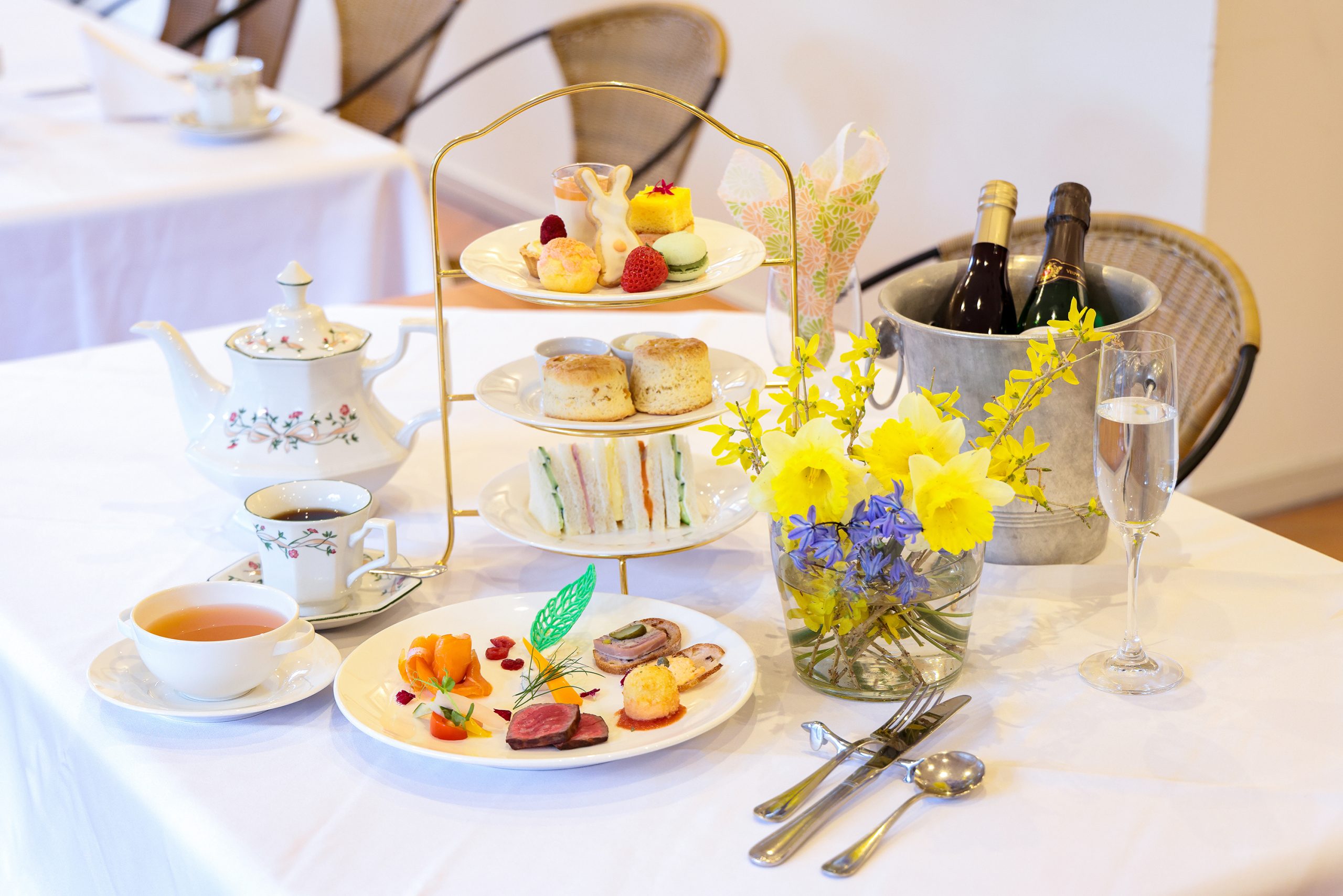 庭園内レストラン・ジャルディーノで優雅にアフタヌーンティー | 蓼科高原バラクライングリッシュガーデン