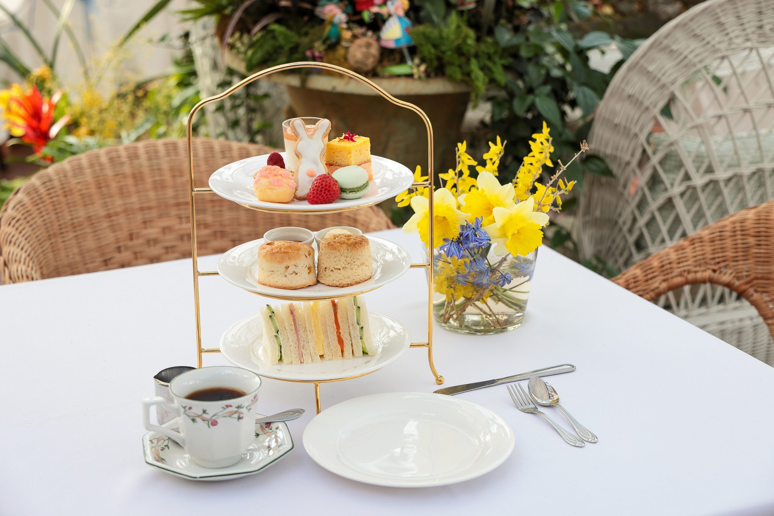 庭園内レストラン・ジャルディーノで優雅にアフタヌーンティー | 蓼科高原バラクライングリッシュガーデン